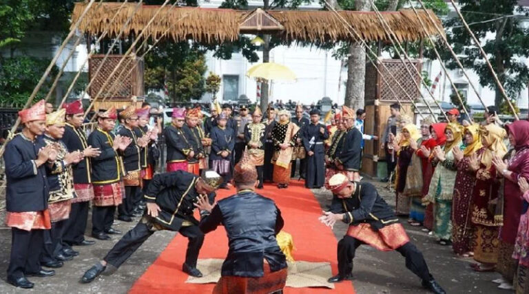 Suku Dayak: Kearifan Lokal dalam Tradisi dan Kehidupan Sehari-Hari - Datahub